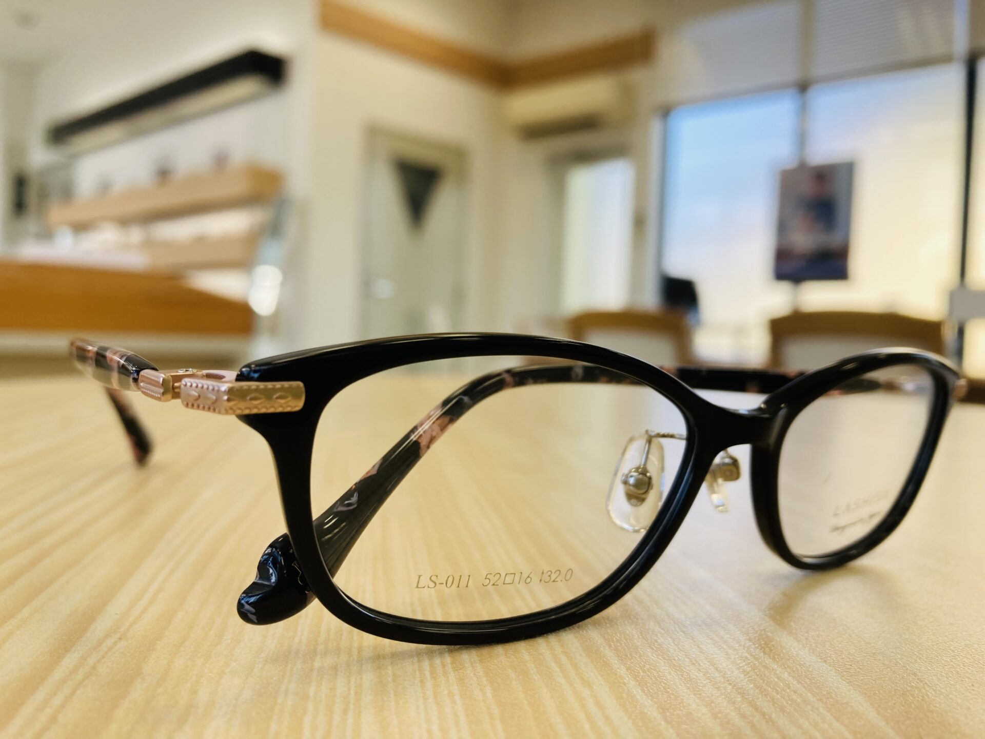 新型LASHISAらしさ入荷 – みそのめがね【伊勢市のメガネ屋さん】